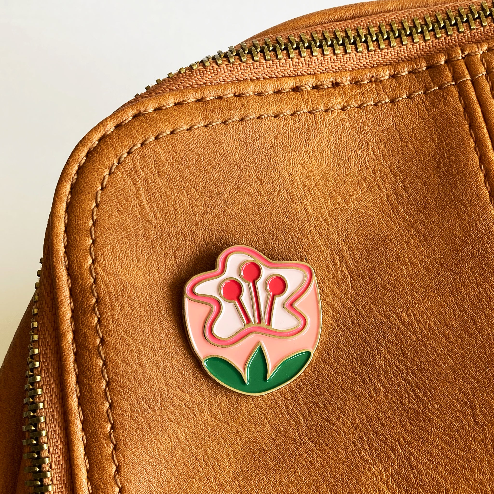 Pin Flor rosa pálido – Wildme.cl